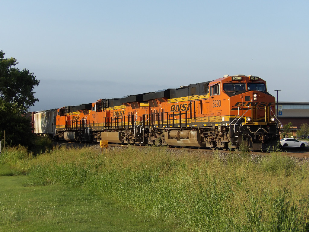 BNSF ES44C4 8290